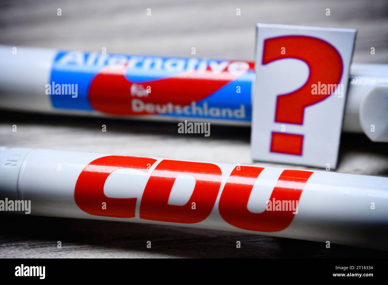 Kugelschreiber mit Logos von CDU und AfD und Fragezeichen Stock Photo ...