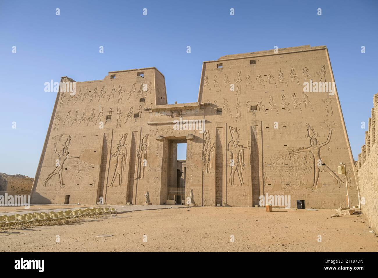 Pylon, Horus-Tempel, Edfu, Ägypten Stock Photo - Alamy