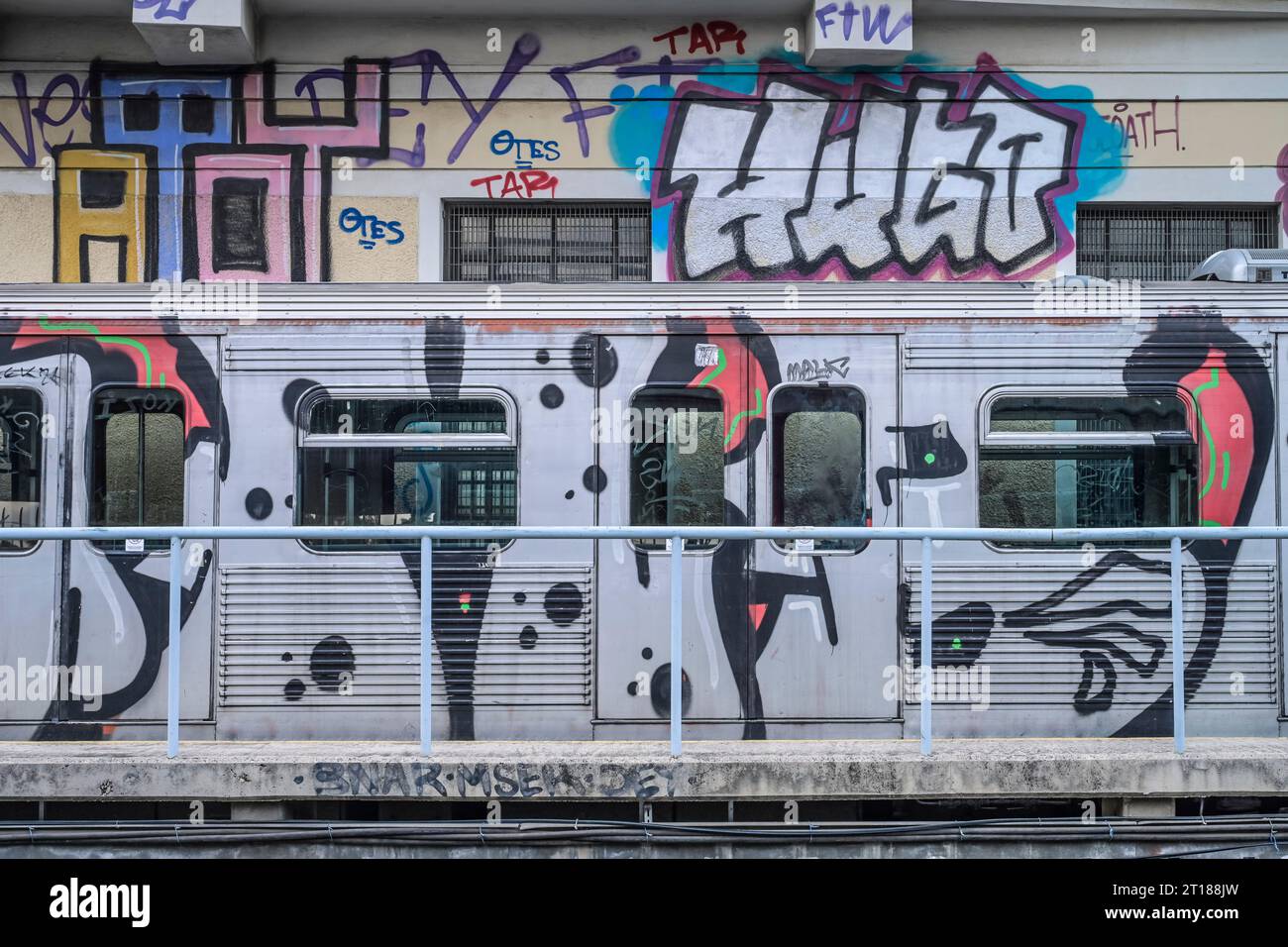 Beschmierter Zug, Linie 1, Metro, Athen, Griechenland Stock Photo - Alamy