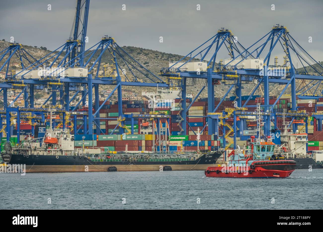 Containerschiff am Kai, Hafen von Piräus, Athen, Griechenland Stock ...