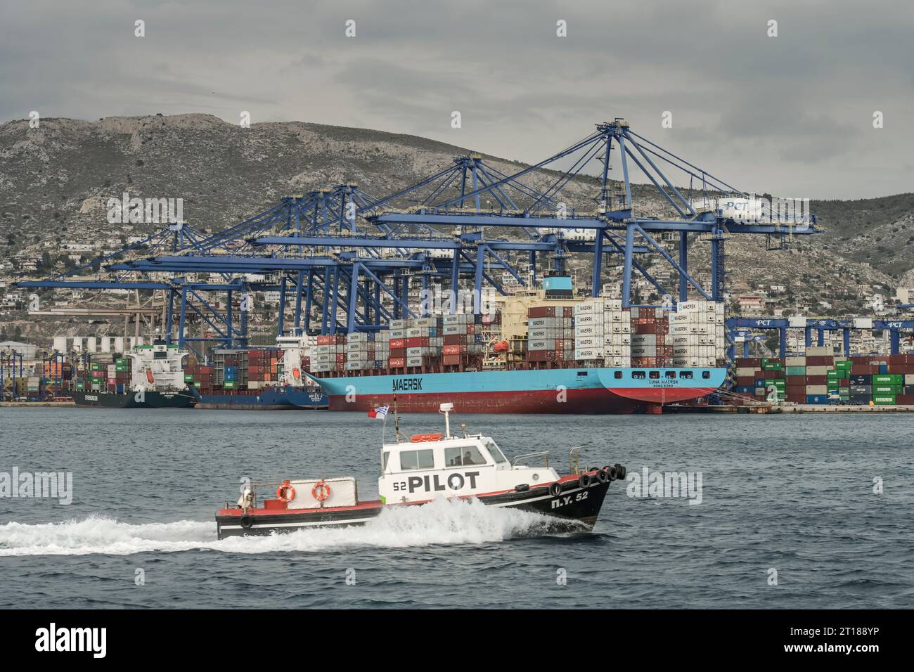 Containerschiffe am Kai, Hafen von Piräus, Athen, Griechenland Stock ...