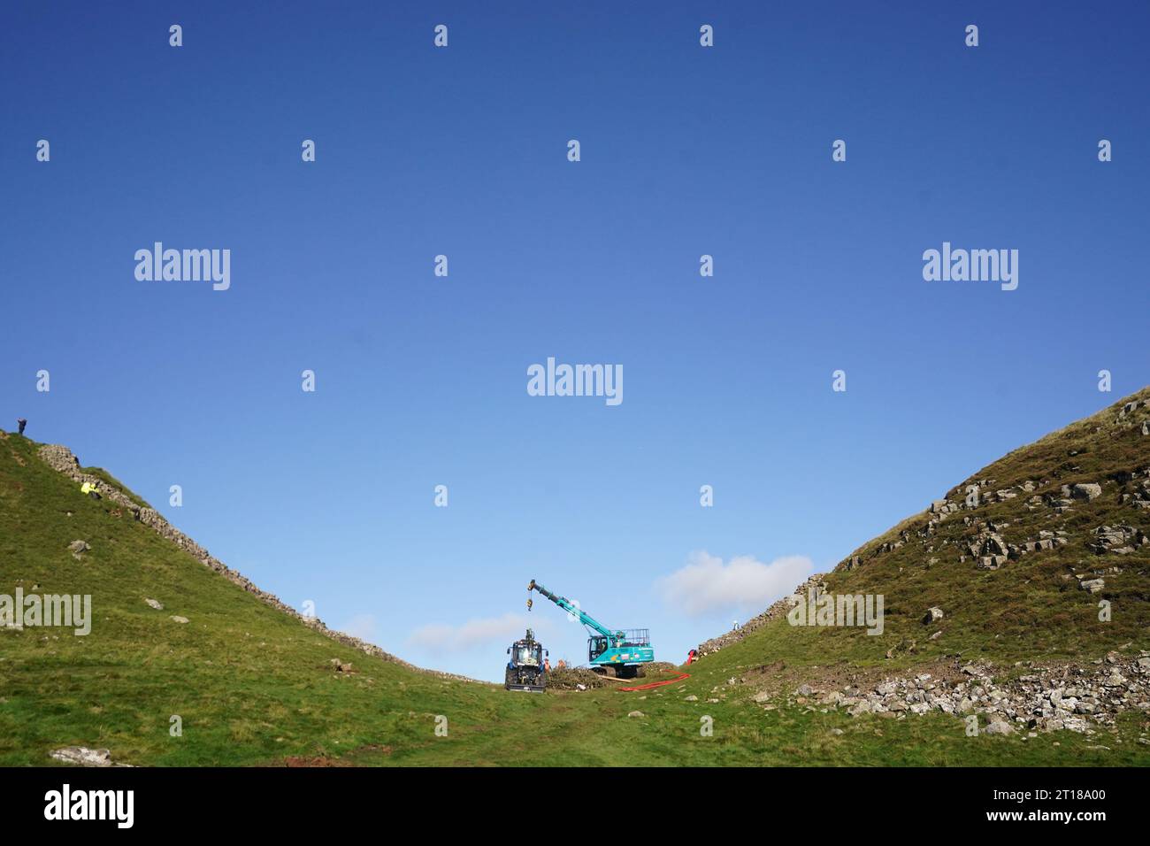 Work begins in the removal of the felled Sycamore Gap tree, on Hadrian ...