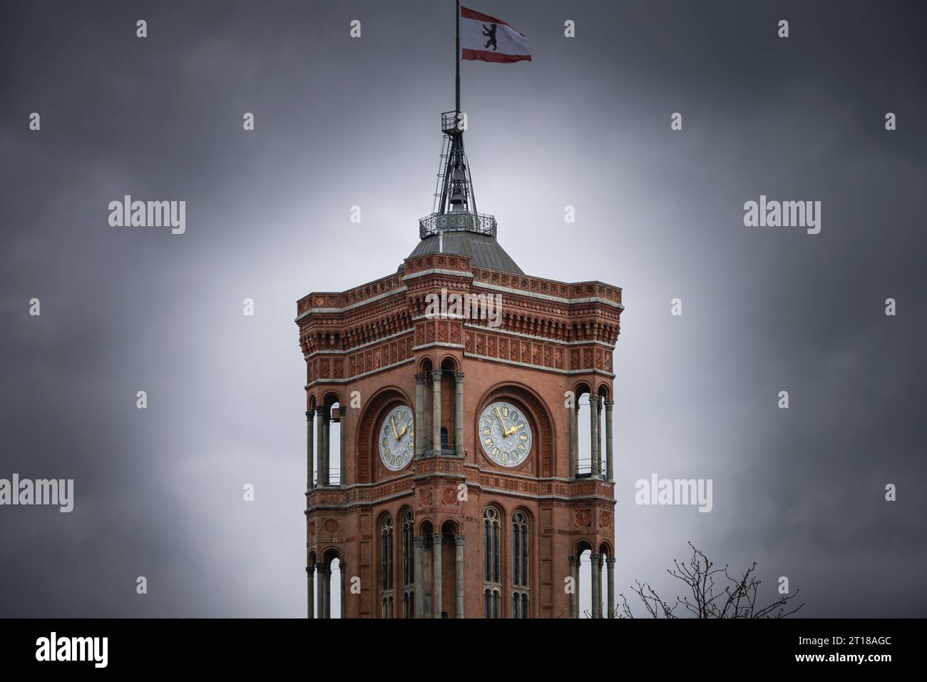 Rote rathaus turm hi-res stock photography and images - Alamy