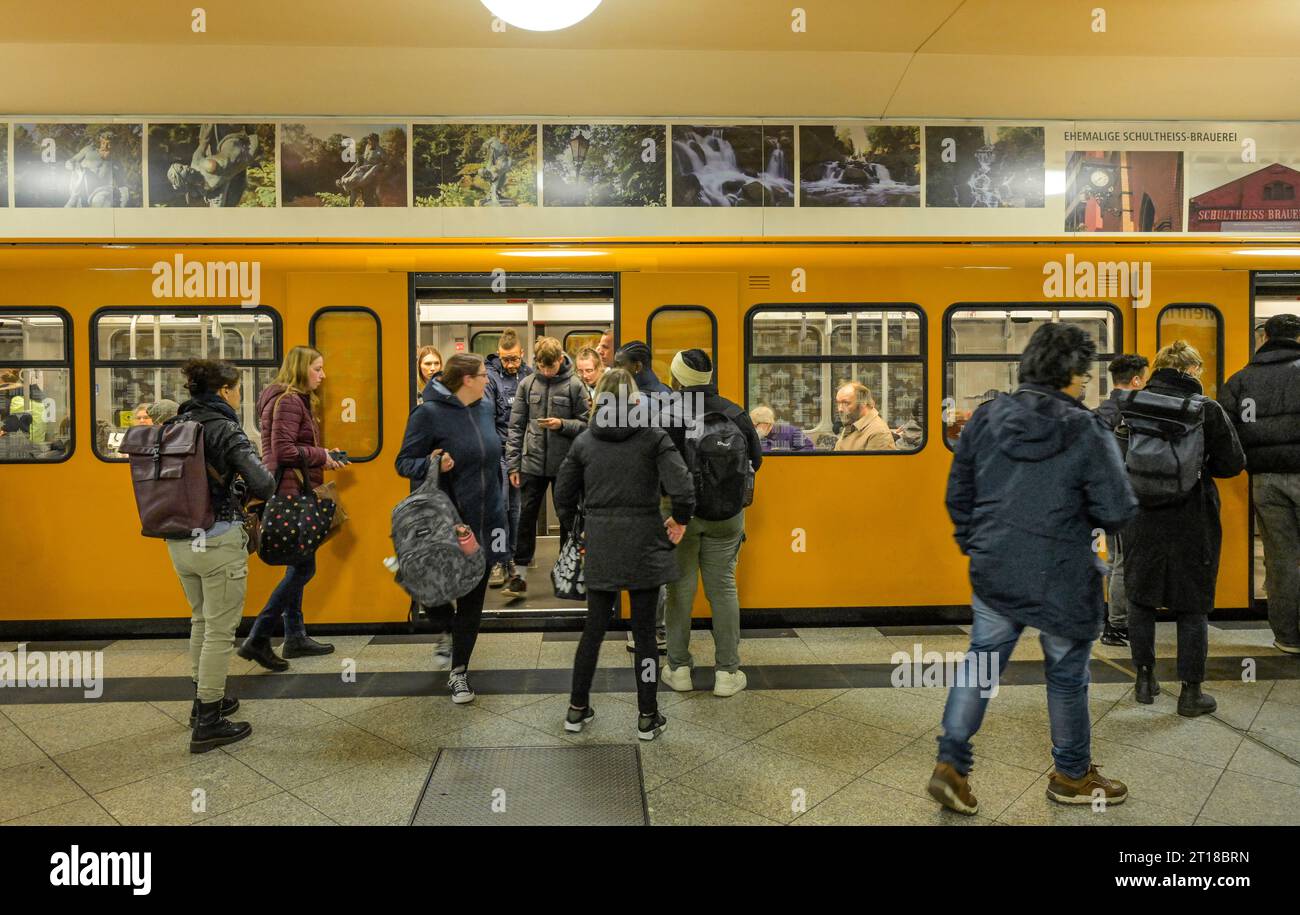 U7, U-Bahnhof Mehringdamm, Kreuzberg, Berlin, Deutschland *** Local ...