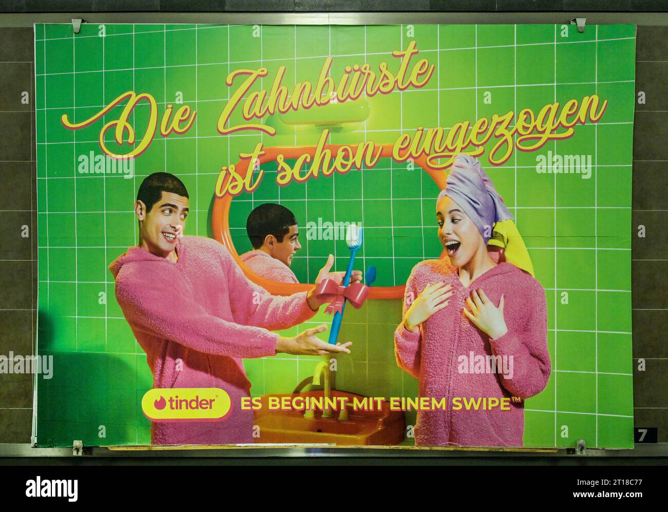 Werbung Tinder Plakat, Kreuzberg, Berlin, Deutschland *** Local Caption ...