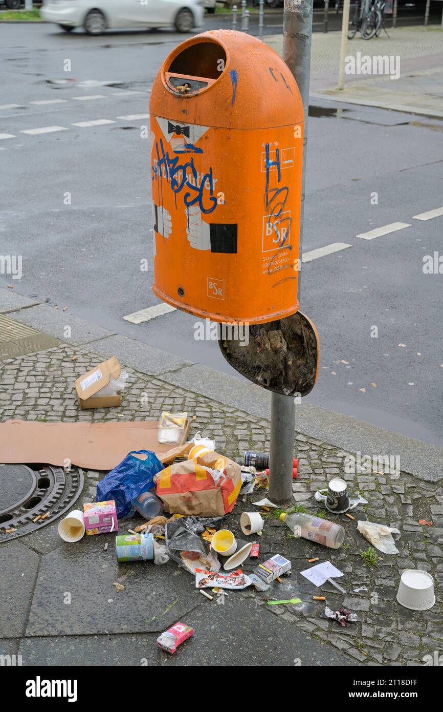 Mülleimer, Dreck, Charlottenburg, Berlin, Deutschland Stock Photo - Alamy