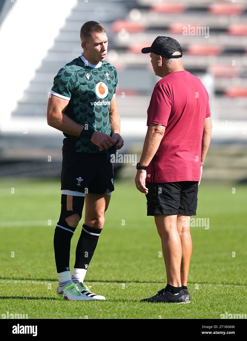 Wales head coach Warren Gatland (right) speaks with Liam Williams ...