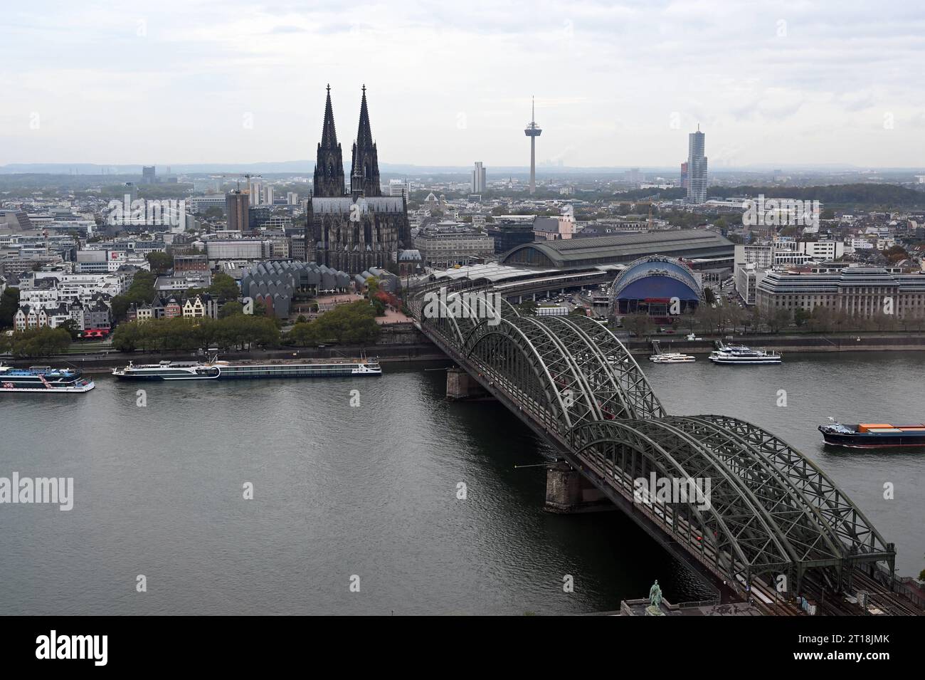 Blick auf den Rhein, die Kölner Altstadt, den Kölner Dom, Philharmonie ...