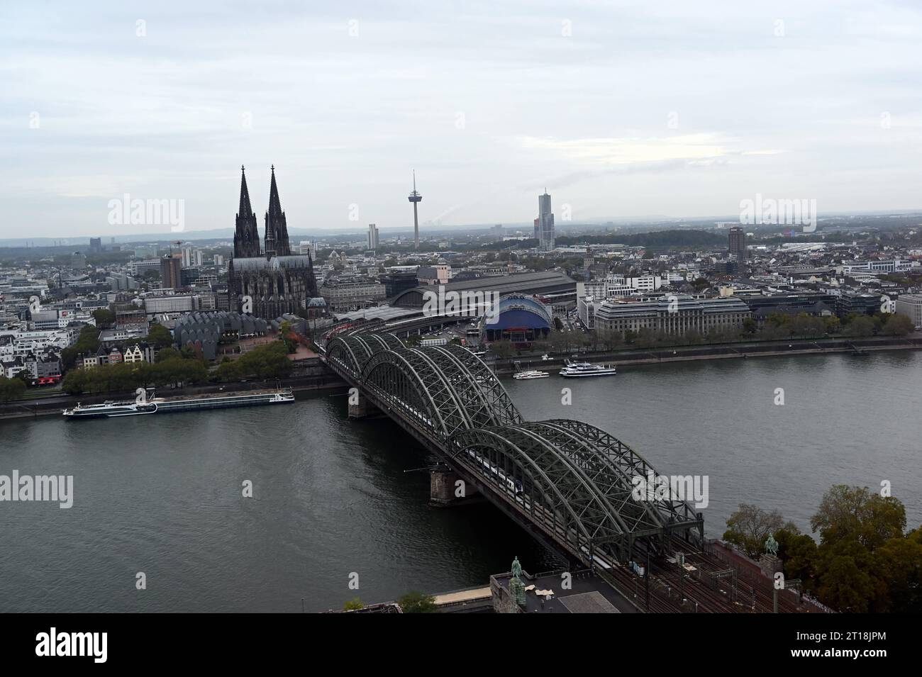Blick auf den Rhein, die Kölner Altstadt, den Kölner Dom, Philharmonie ...