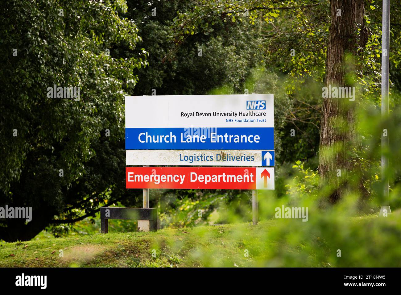 Red emergency entrance sign hi-res stock photography and images - Alamy