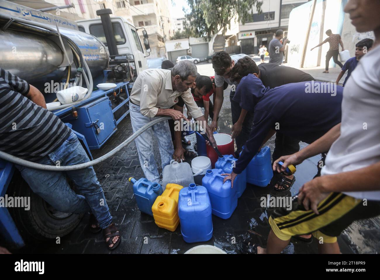 Gaza City, Palestinian Territories. 12th Oct, 2023. Palestinians fill ...