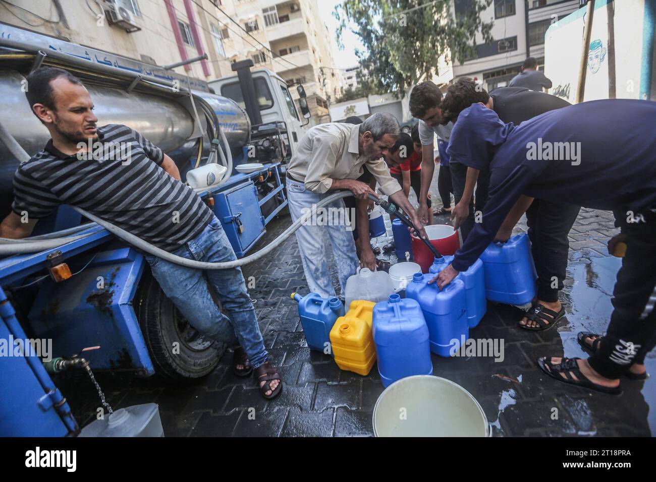 Gaza City, Palestinian Territories. 12th Oct, 2023. Palestinians fill ...