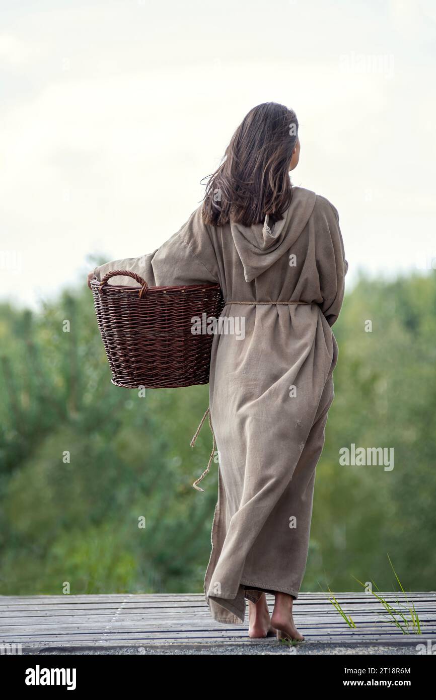 Back view of a medieval woman with a basket Stock Photo - Alamy