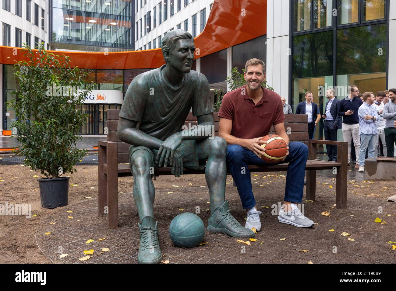 Dirk nowitzki statue hi-res stock photography and images - Alamy