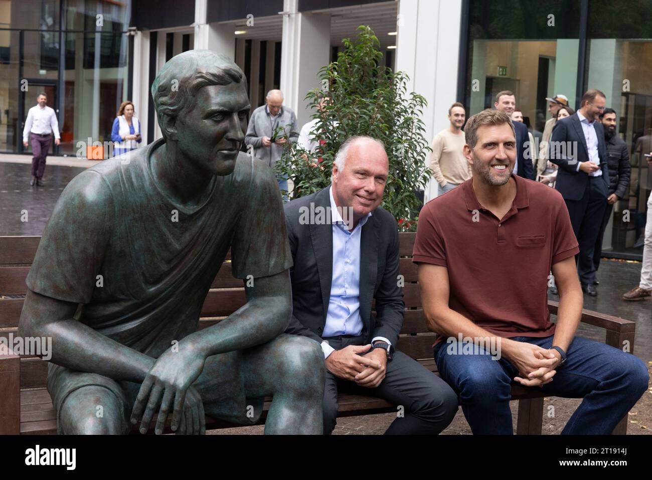 12 October 2023, Hesse, Frankfurt/Main: Dirk Nowitzki (r), former ...
