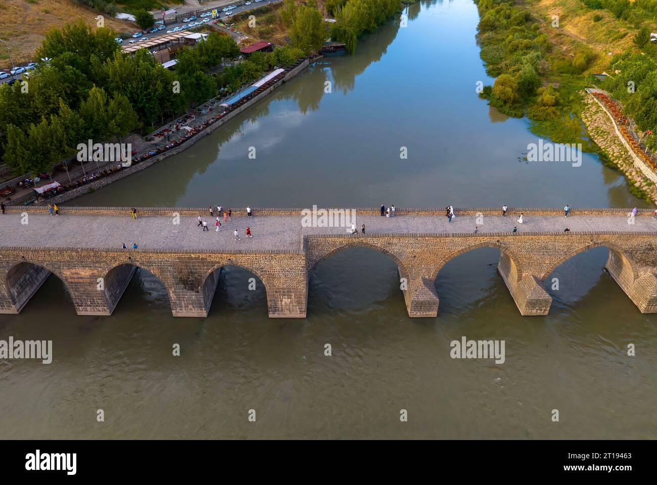 Diyarbakir, Turkey historic ten-eyed bridge view (on gozlu kopru Stock ...