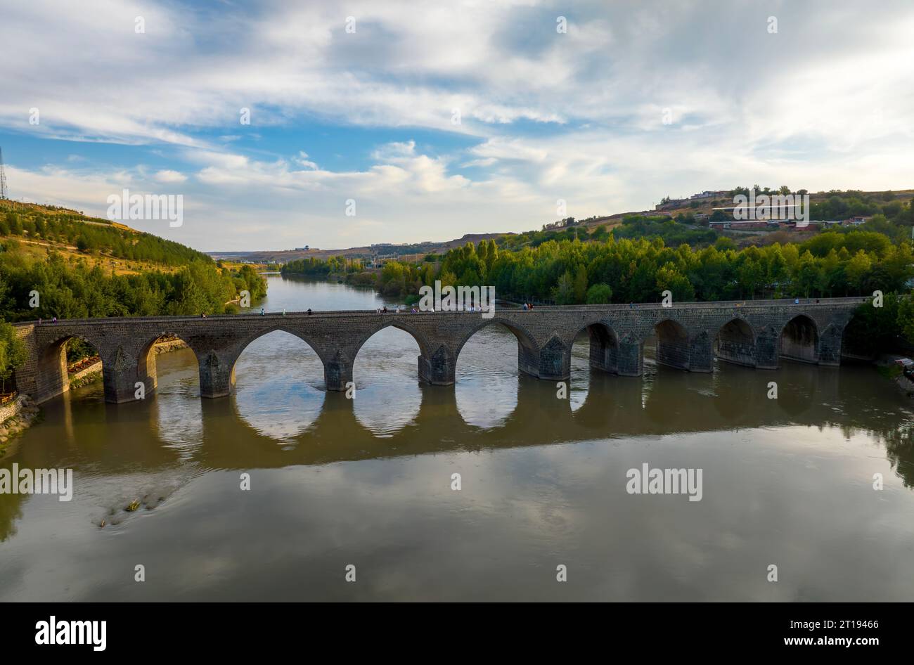 Diyarbakir, Turkey historic ten-eyed bridge view (on gozlu kopru Stock ...