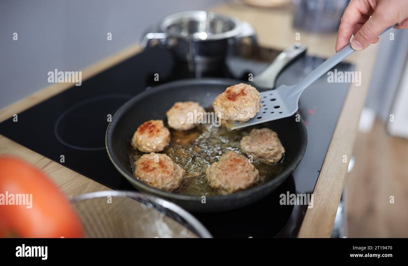 Skillet turn hi-res stock photography and images - Alamy