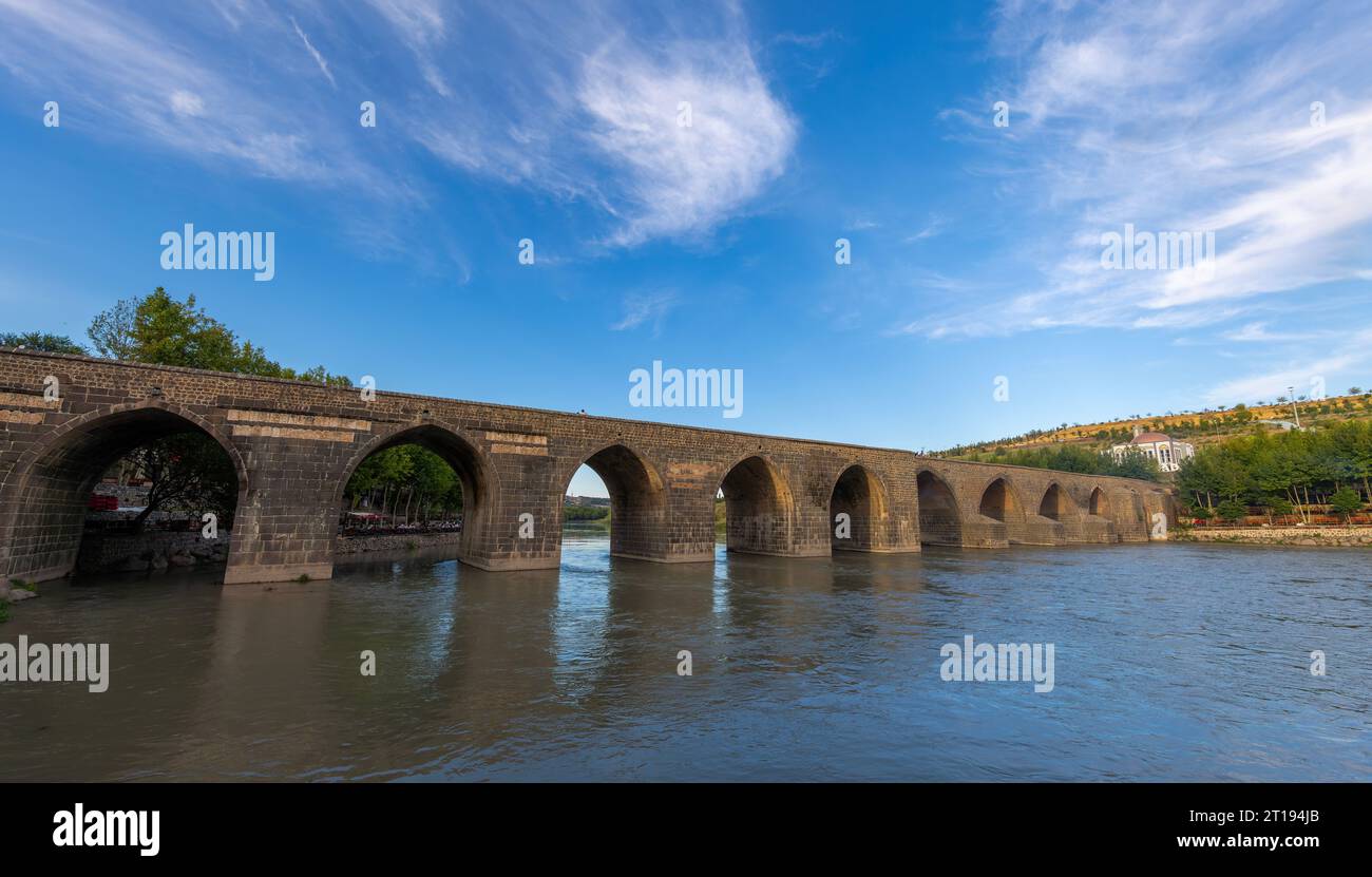 Diyarbakir, Turkey historic ten-eyed bridge view (on gozlu kopru Stock ...