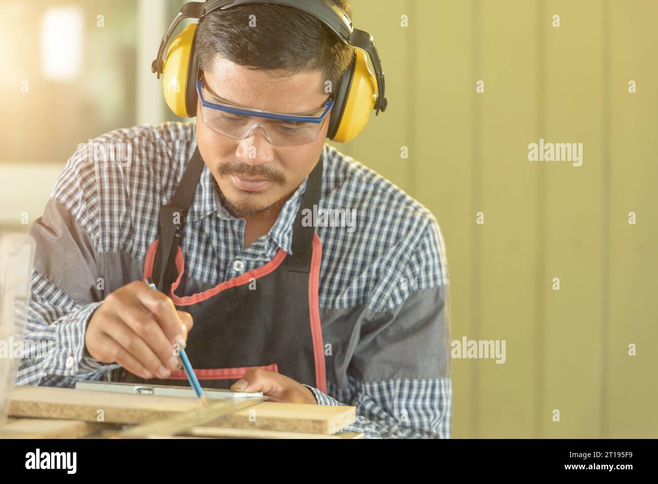 Carpenter using pencil spirit hi-res stock photography and images - Alamy