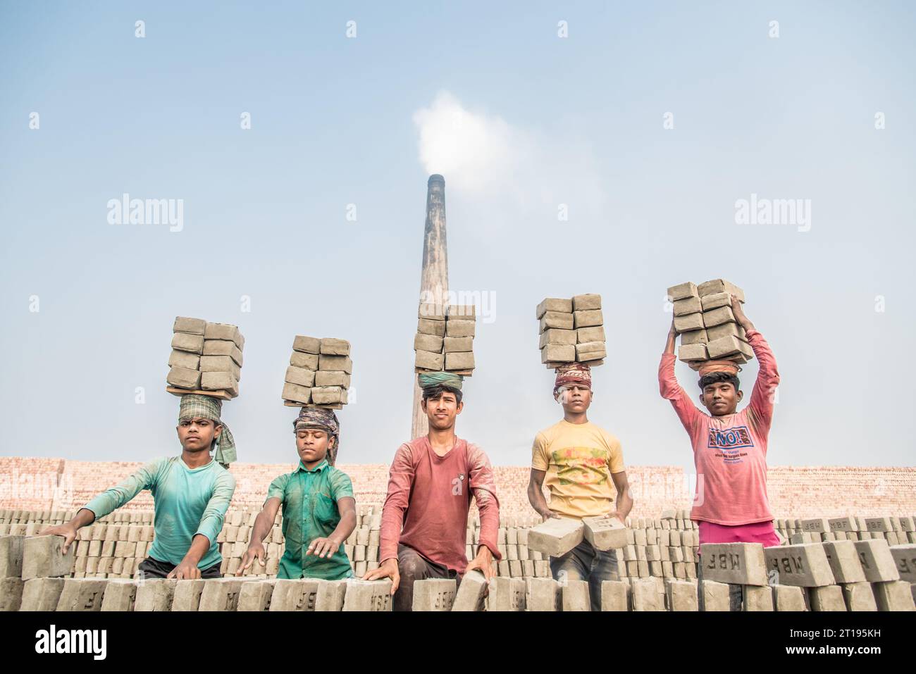 Child work bangladesh brick hi-res stock photography and images - Alamy