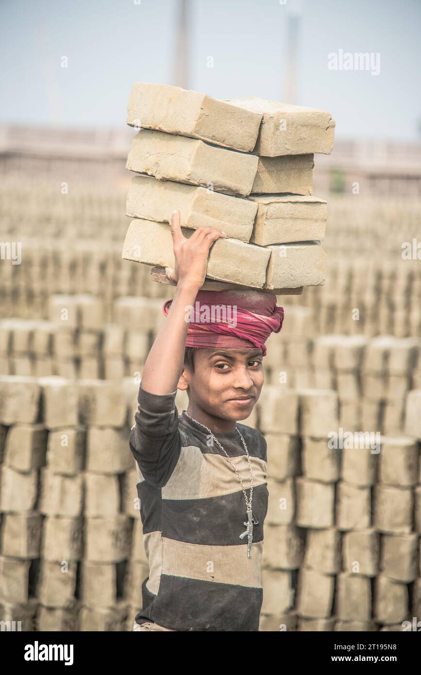 Child work bangladesh brick hi-res stock photography and images - Alamy