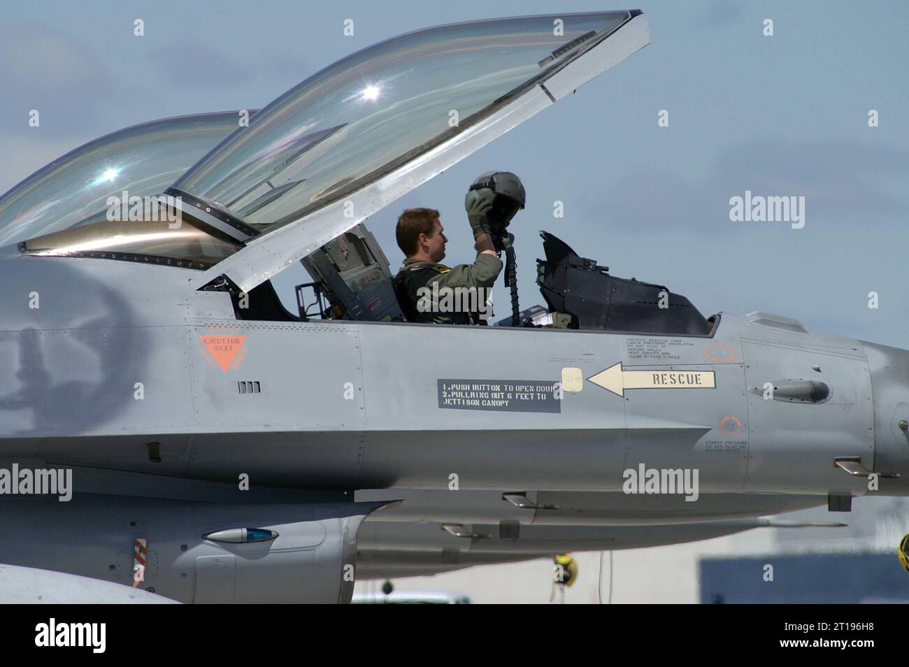 Ein Kampfflugzeug vom Typ Lockheed Martin F-16 Fighting Falcon der ...