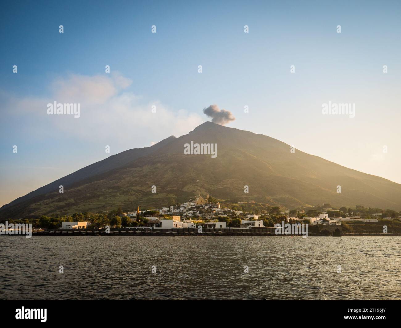 A large volcano spewing smoke into the sky. Photo of a powerful volcano ...