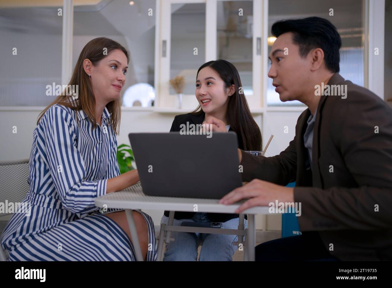 Coworkers hang out at coffee café. Coworker and friendship concept ...