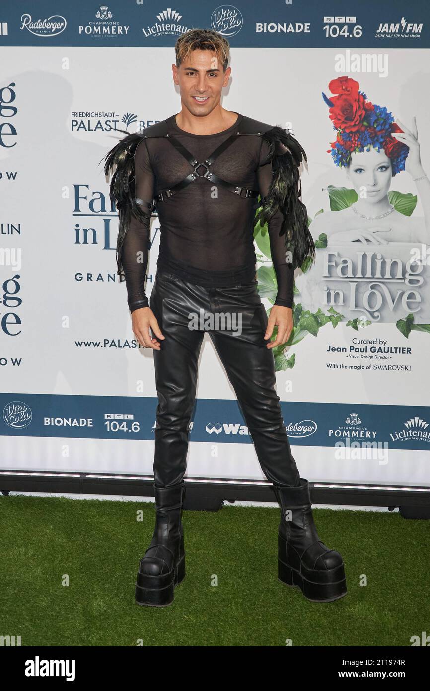 Ayan Yuruk - Weltpremiere der Grand Show FALLING IN LOVE im ...