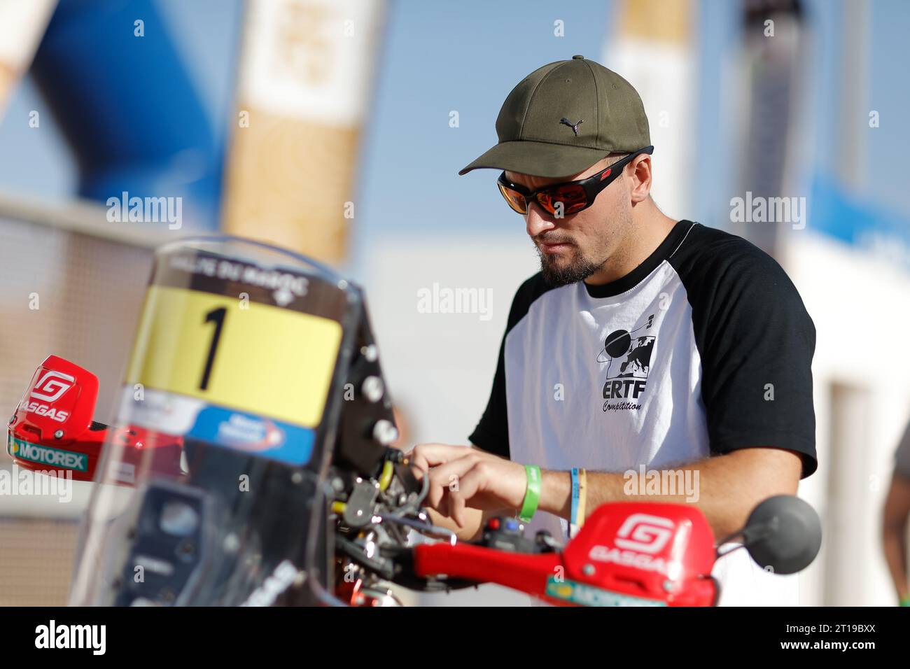 mechanic, mecanicien during the Administrative checks and Scrutineering ...