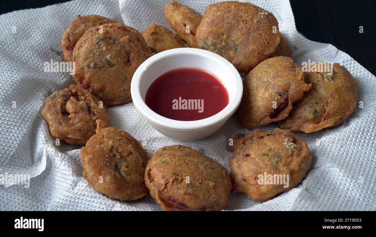 Deep fried piaju onion fitter bhajia on decorated ceramic plate. Fried ...
