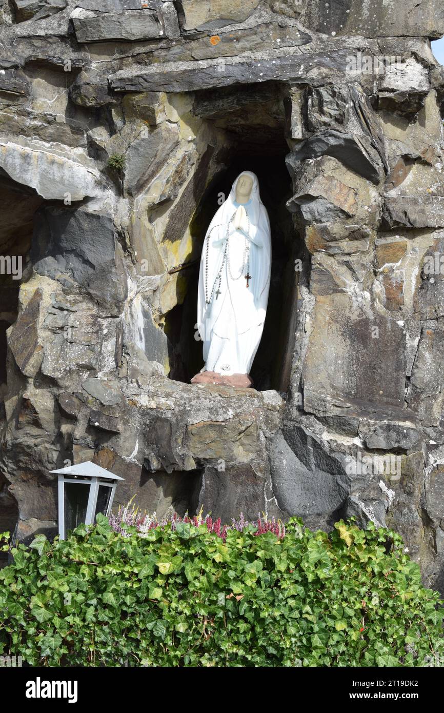 Chapel in cave statue hi-res stock photography and images - Alamy