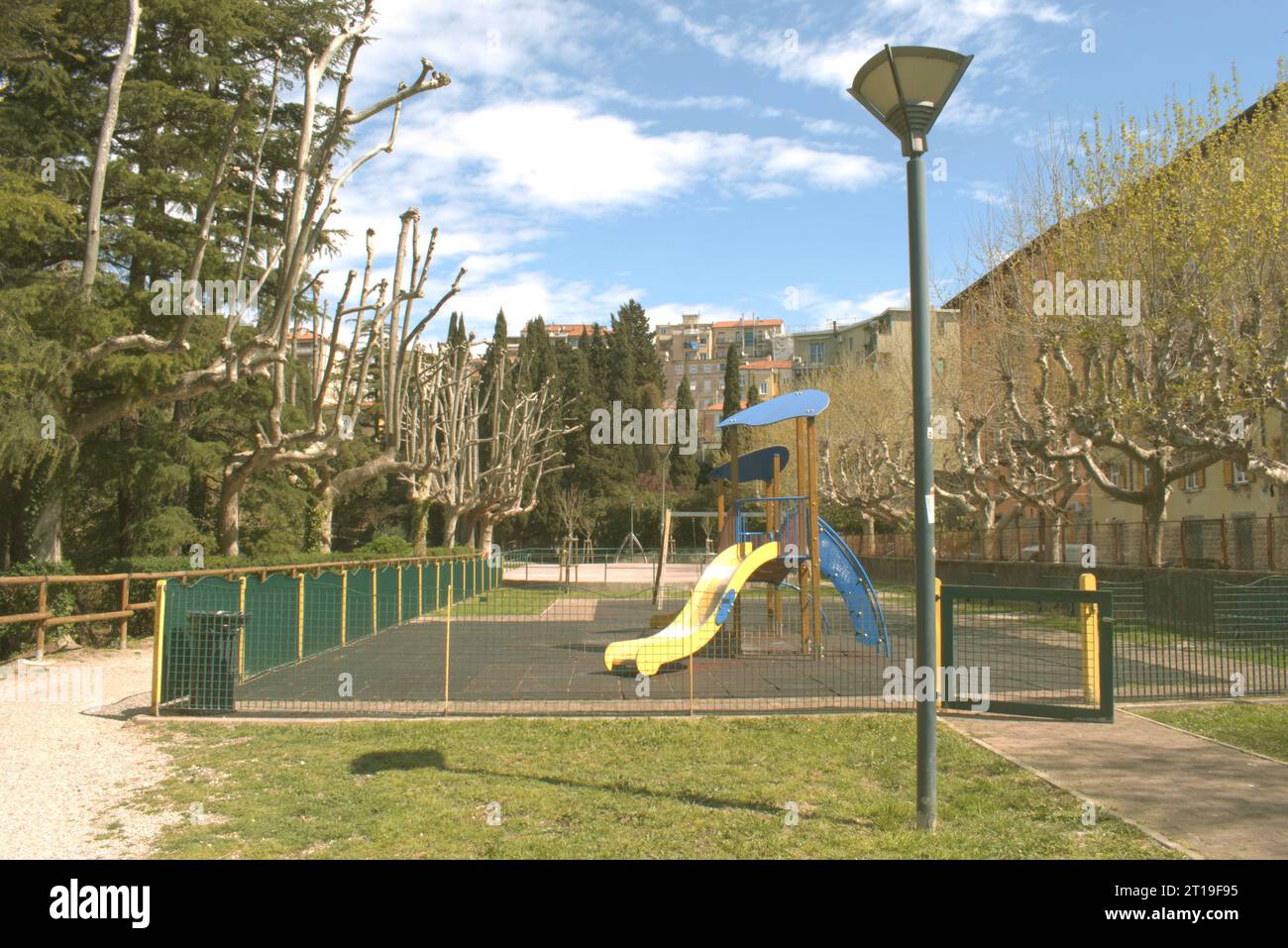 Children playing around tree hi-res stock photography and images - Alamy