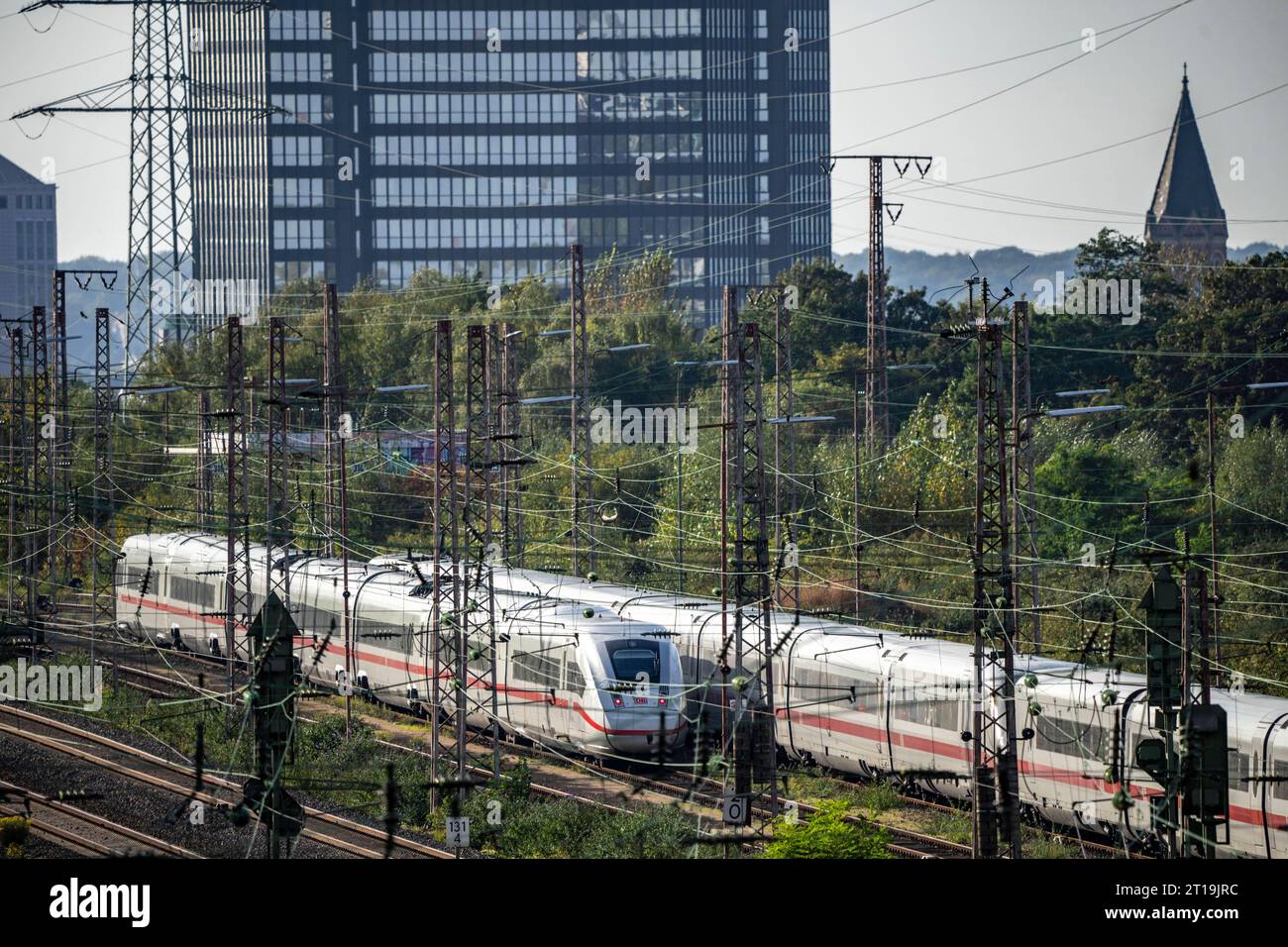 Gleisanlagen vor dem Hauptbahnhof Essen, ICE 2 Zug und ICE 4, vorne ...