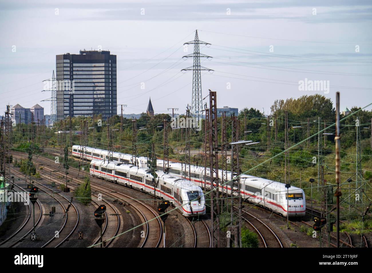 Gleisanlagen vor dem Hauptbahnhof Essen, ICE 2 Zug und ICE 4, vorne ...
