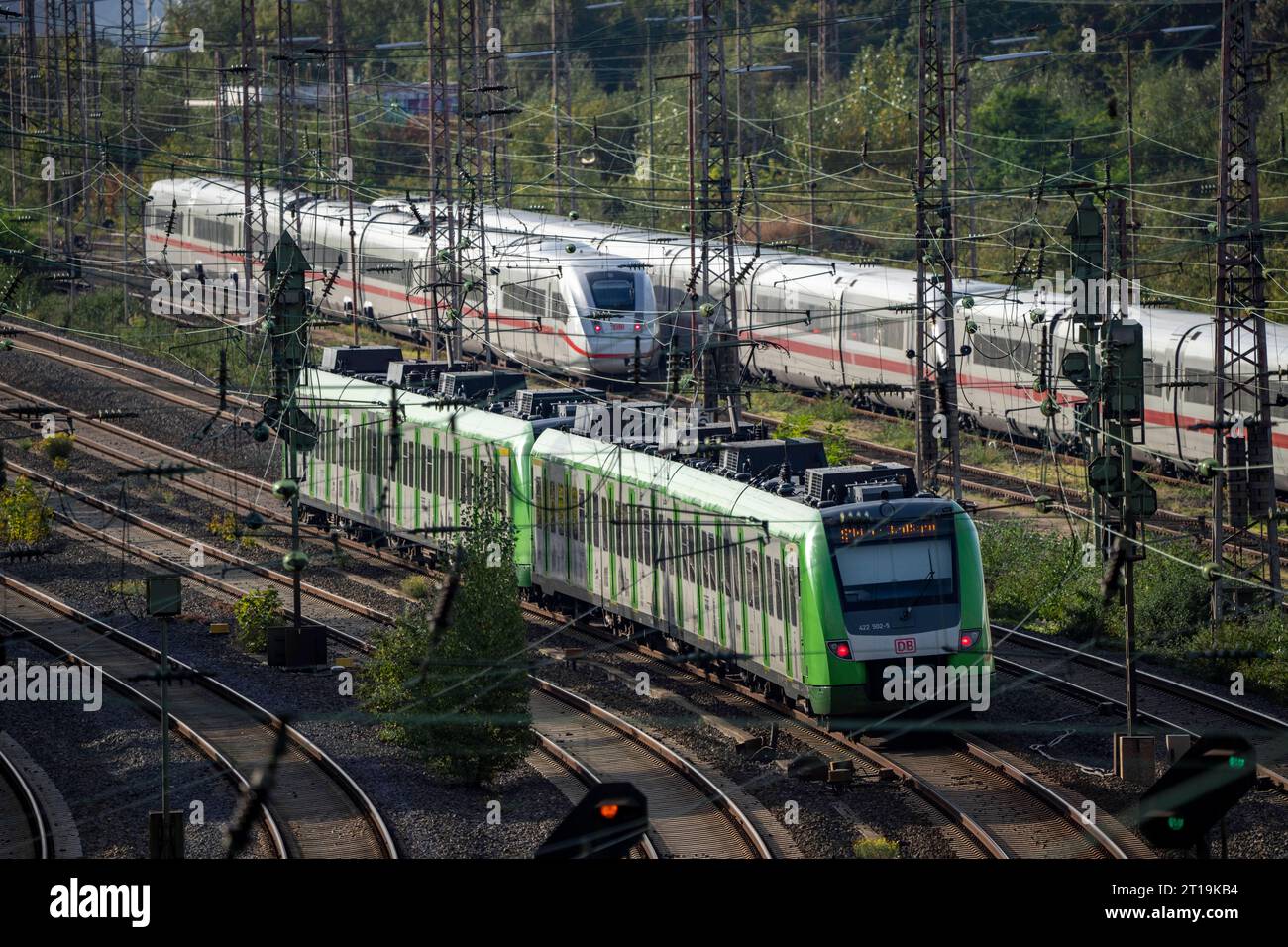 Gleisanlagen vor dem Hauptbahnhof Essen, ICE 2 Zug und ICE 4, hinten ...