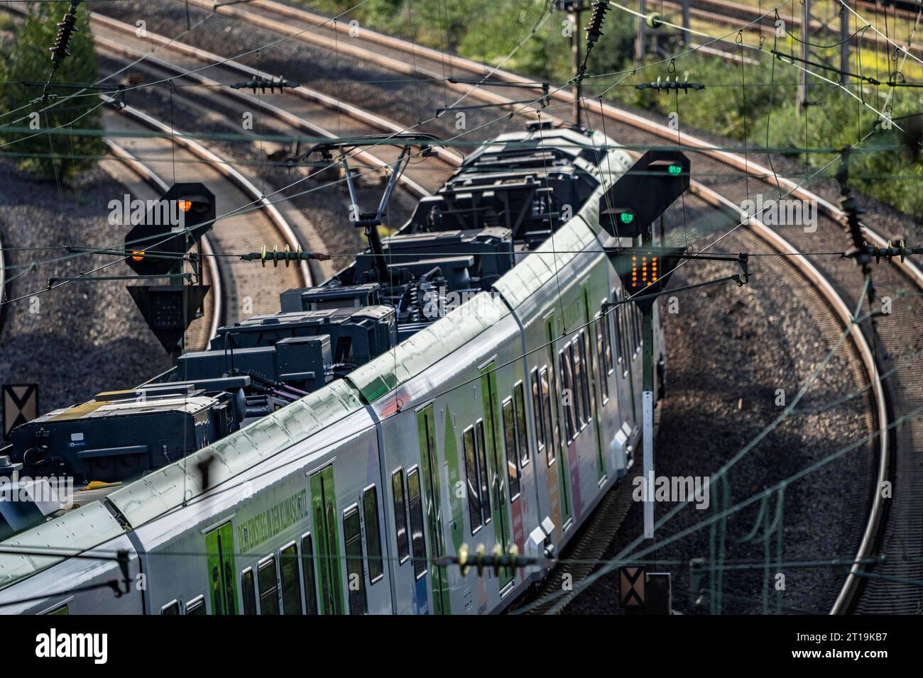 Gleisanlagen vor dem Hauptbahnhof Essen, S-Bahn Zug, Signale, auf den ...