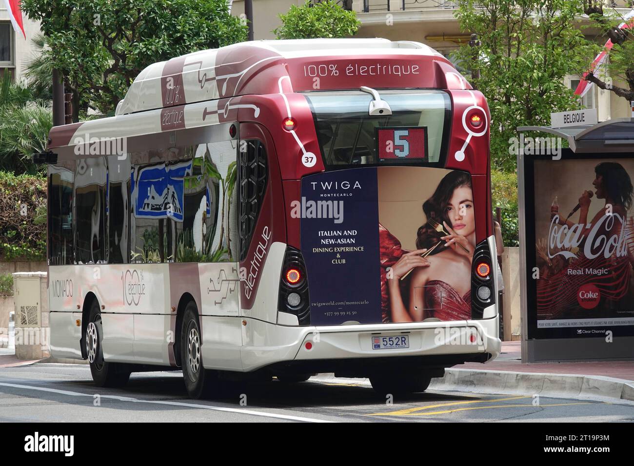 Elektrobus an der Haltestelle Belgique, Werbeplakat Coca-Cola ...