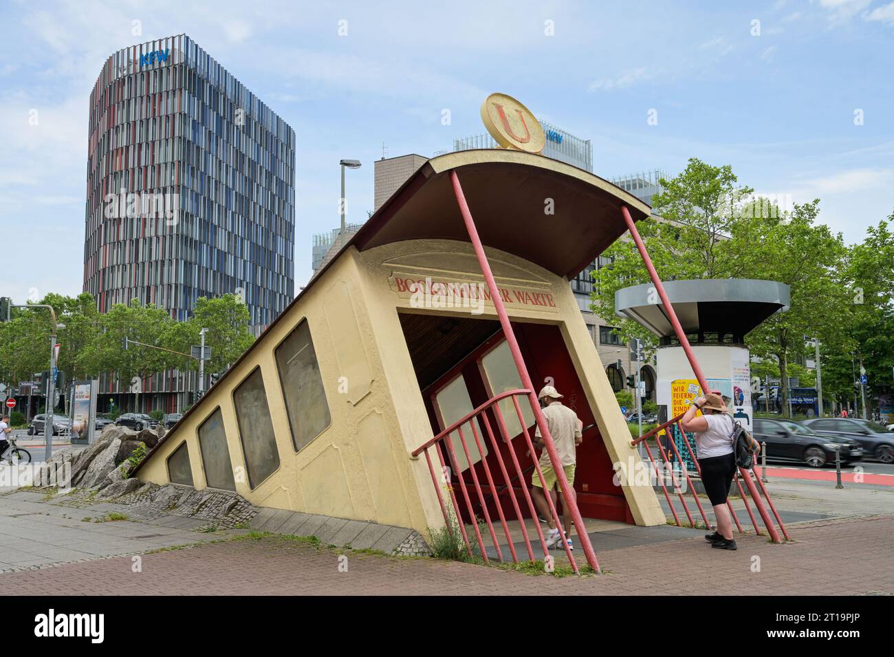 U bahn am bahnhof hi-res stock photography and images - Alamy