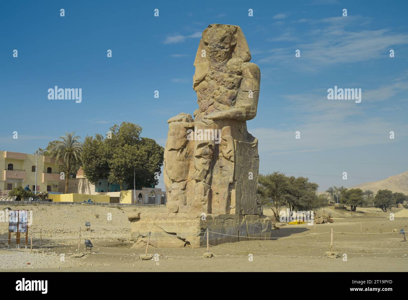 Historische statuen luxor hi-res stock photography and images - Alamy