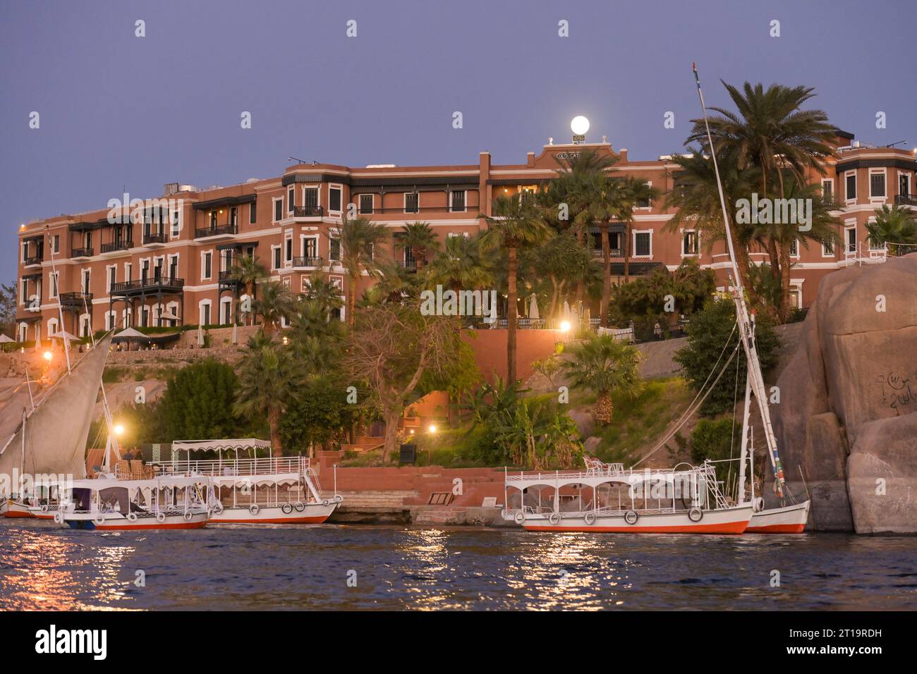 Ausflugboote auf dem Nil, Old Cataract Hotel, Assuan, Ägypten Stock ...