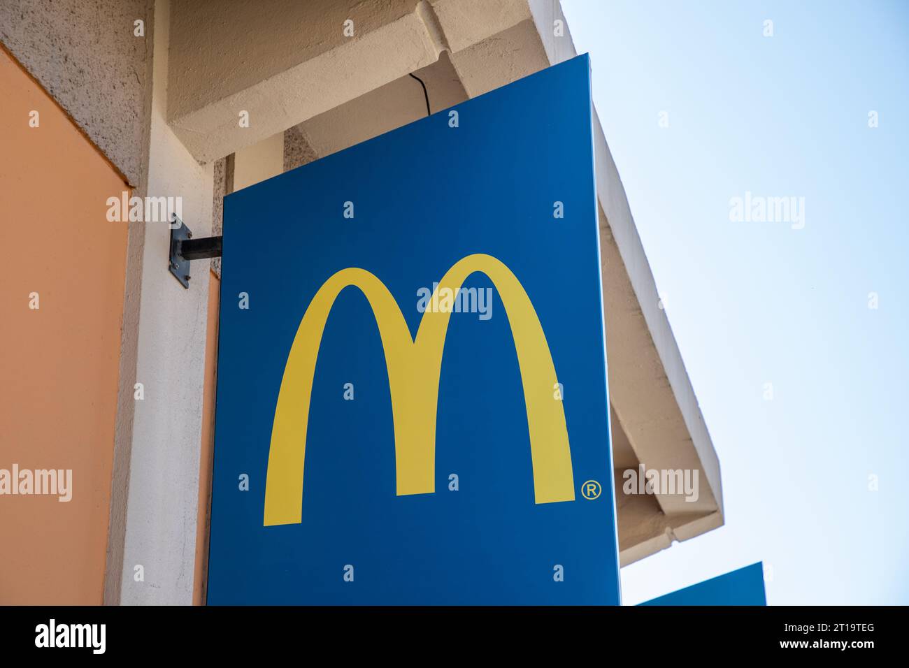 Mcdonalds shop front signage hi-res stock photography and images - Alamy