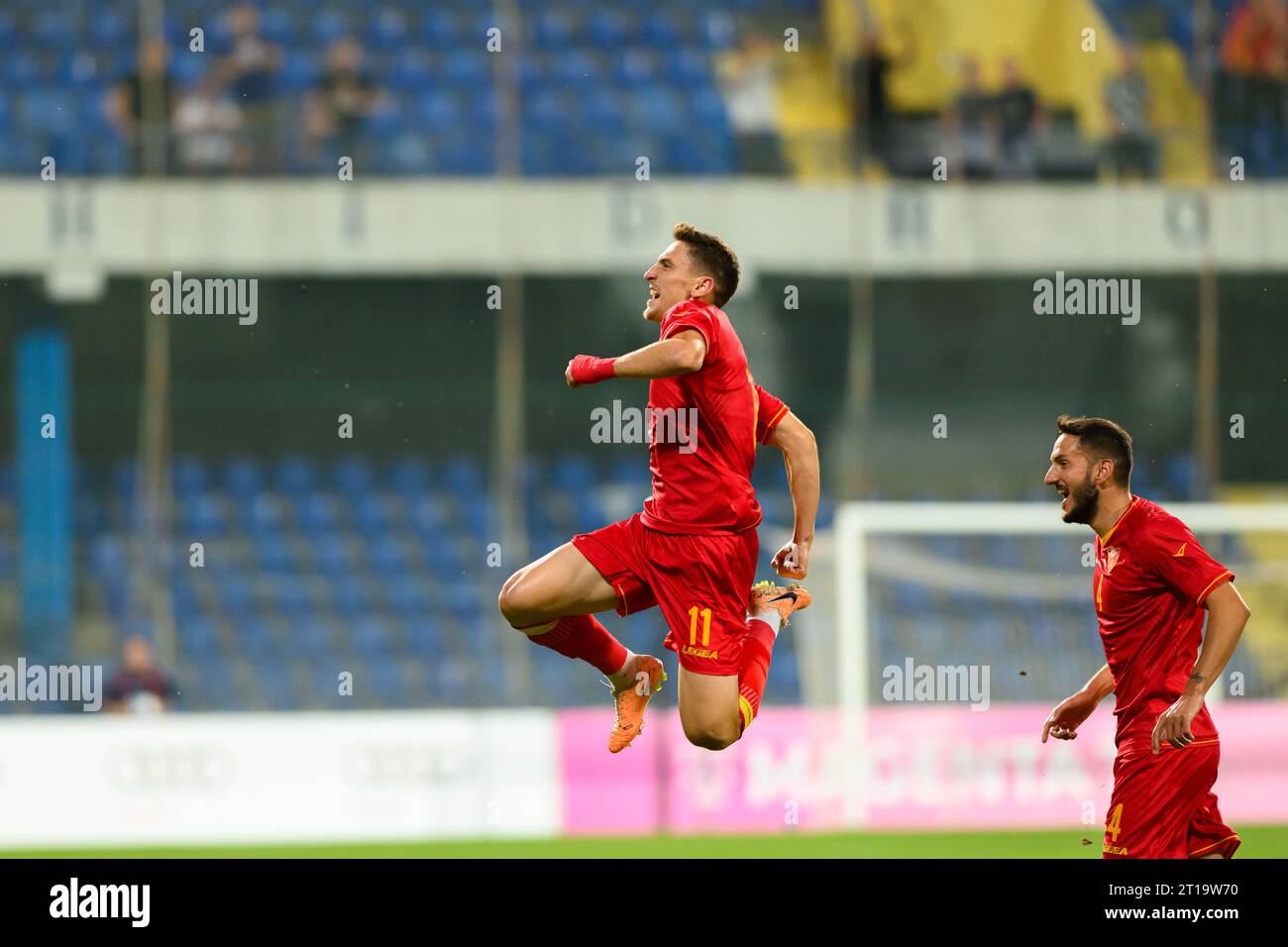 Football scoring action hi-res stock photography and images - Alamy