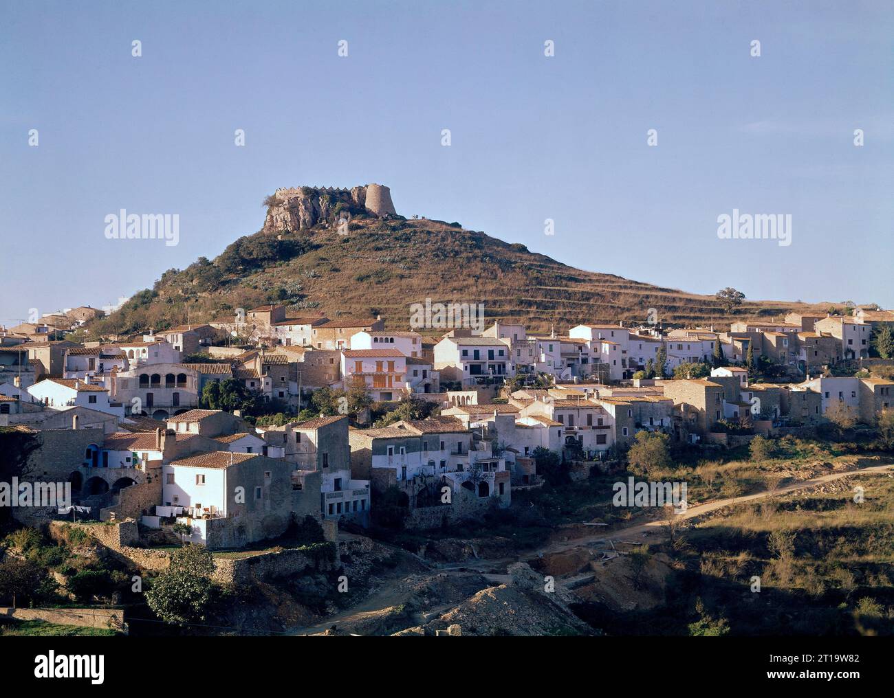 VISTA GENERAL CON EL CASTILLO EN LO ALTO DEL CERRO EN EL BAJO AMPURDAN ...