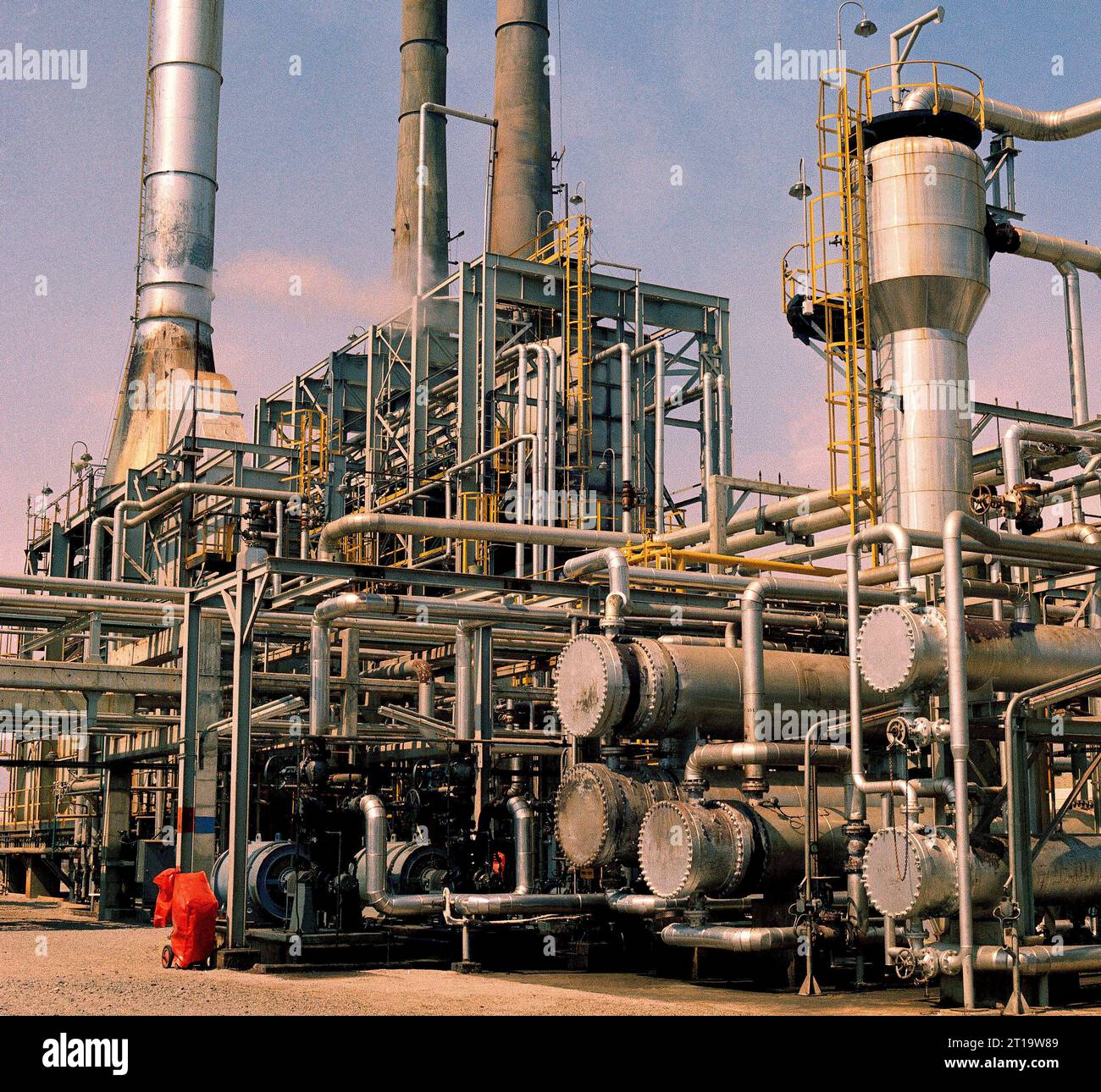 VISTA - FOTO AÑOS 60. Location: REFINERIA PETROLIFERA. CASTELLON DE LA ...