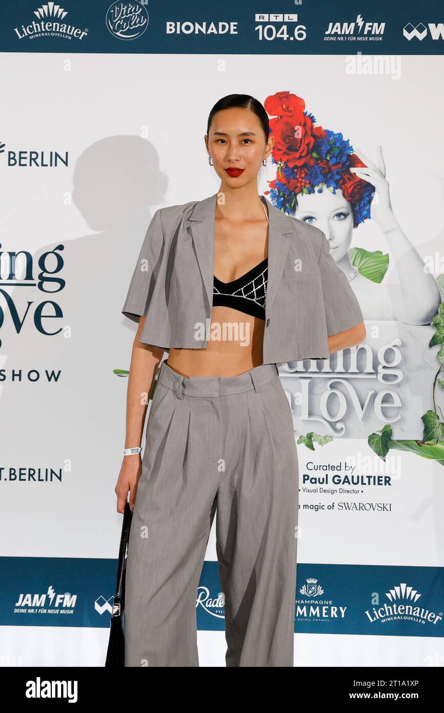 Anh Phuong Dinh Phan bei FALLING IN LOVE Grand Show Weltpremiere im Friedrichstadt-Palast Berlin ...