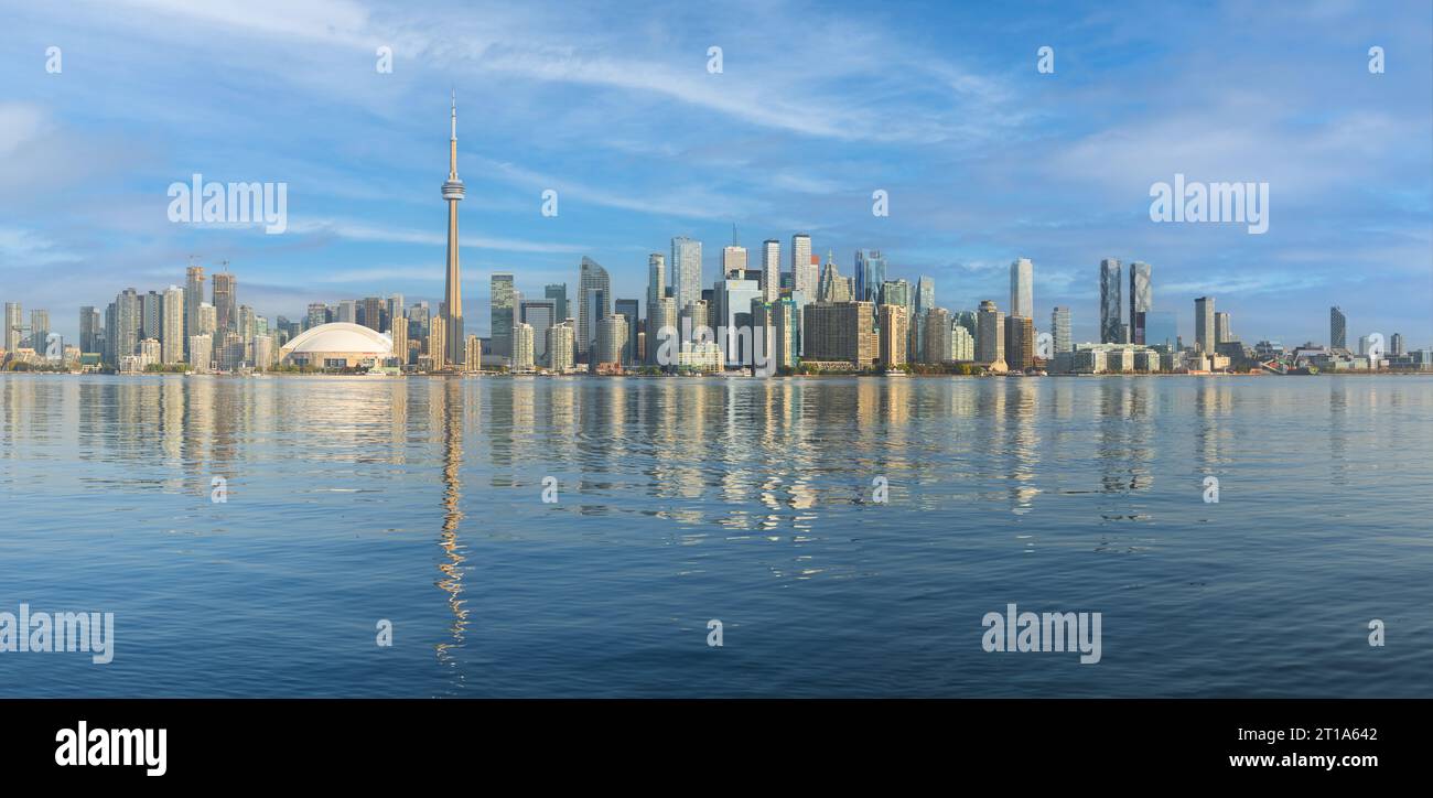 Toronto skyline daytime hi-res stock photography and images - Alamy