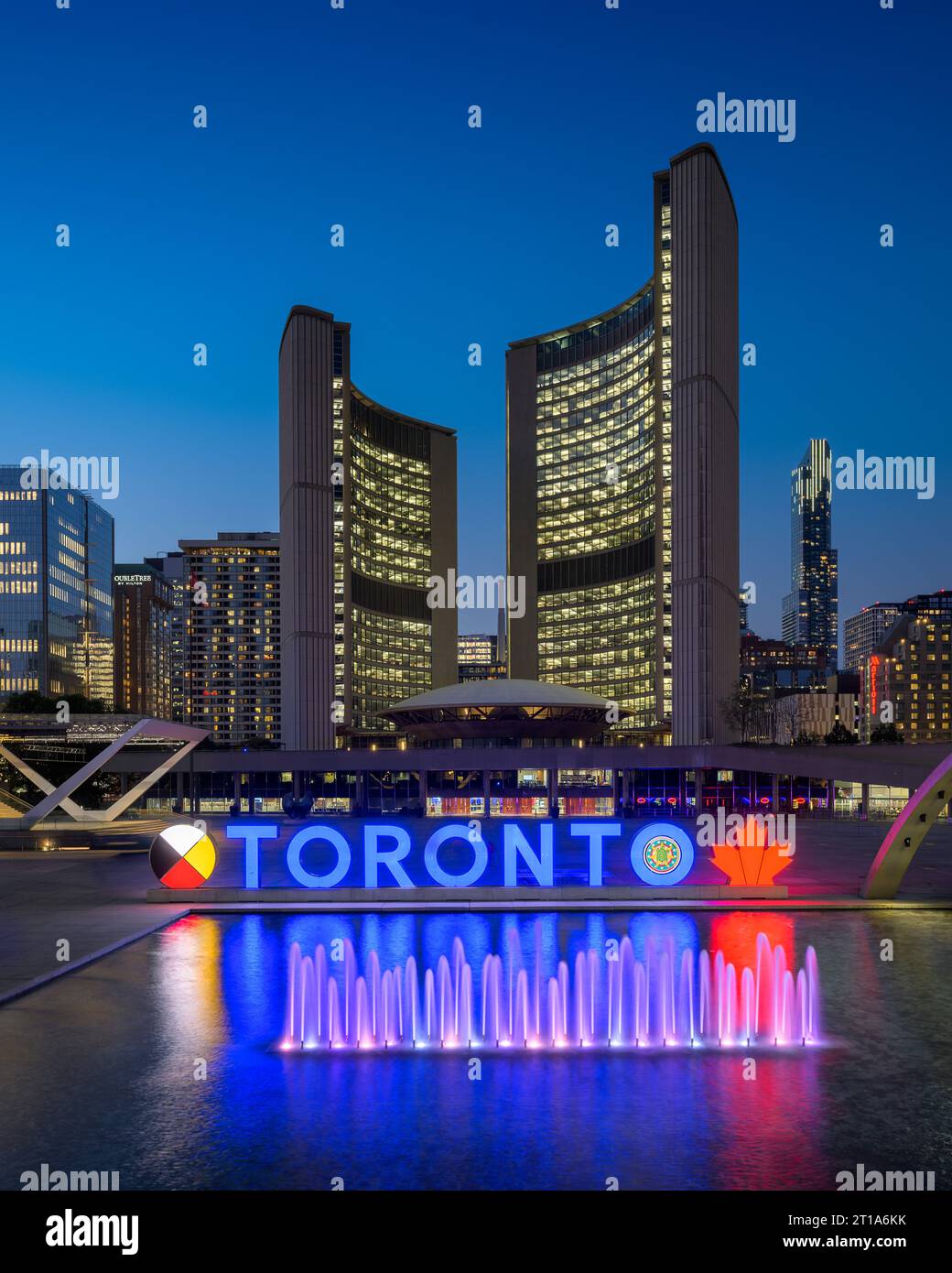 Twilight toronto city hall hi-res stock photography and images - Alamy