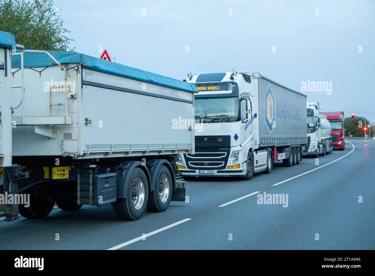 Lauta - PKW kollidiert frontal mit LKW: Fahrerin stirbt 11.10.2023 gegen 17:00 Uhr Lauta, OT ...